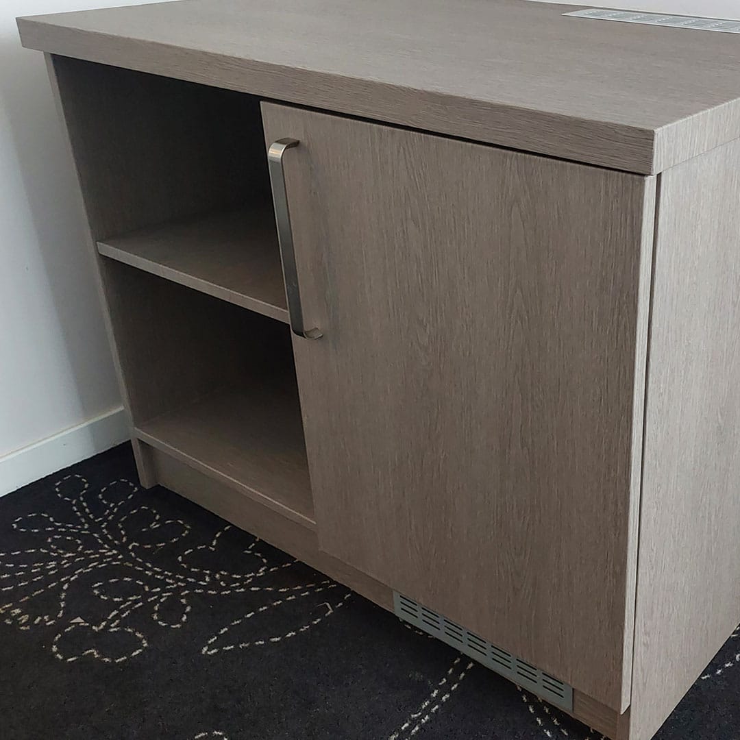 Meuble minibar dans une chambre d'hôtel - Stylcover